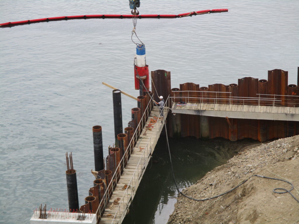 Battage de palplanches à Concarneau avec le MAP 4200C | Pajot
