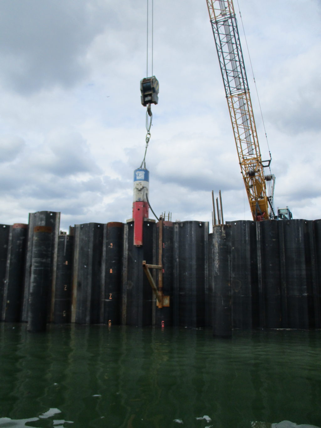 Battage de palplanches à Concarneau avec le MAP 4200C | Pajot